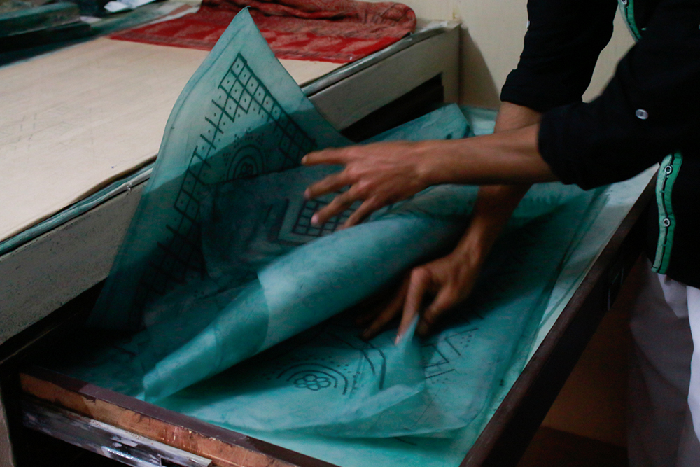 D'source Tools and Raw Materials | Bandhani Work - Kutch, Gujarat | D ...